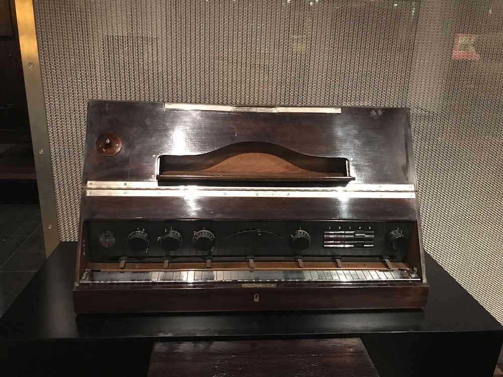 The Trautonium - 1930s tube synthesizer - Hardware - Poly Expression