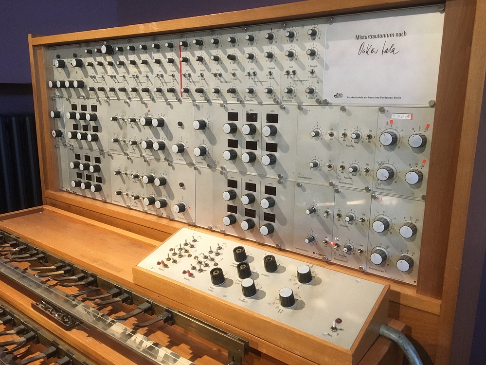 The Trautonium - 1930s tube synthesizer - Hardware - Poly Expression